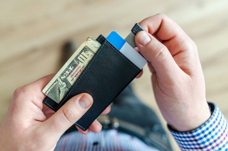 16 Best Minimalist Wallets for Men in 2023: Slim EDC Wallets - A Better Kit